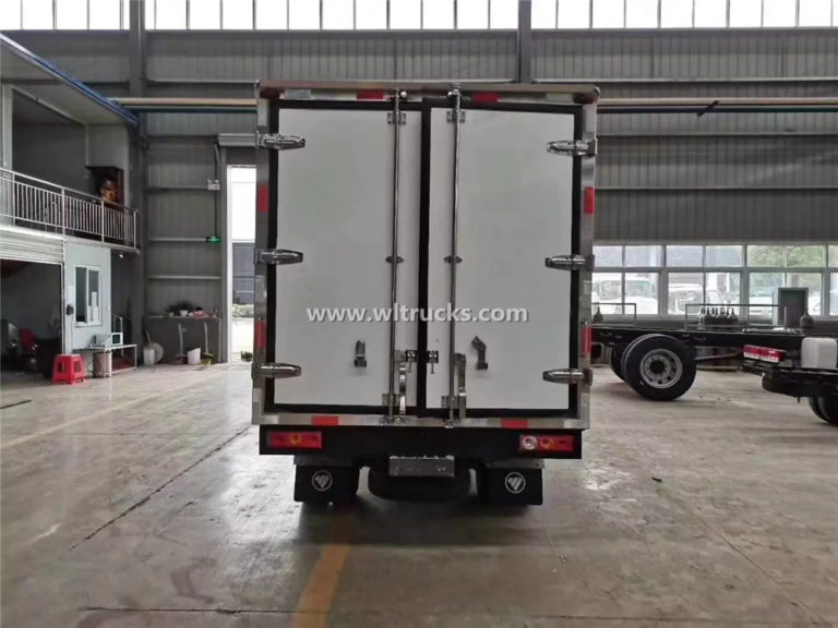 Foton gasoline 6-wheel small cold chain transport truck