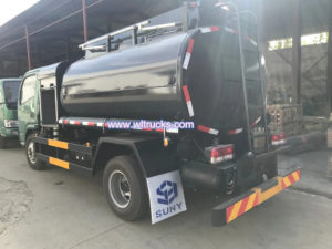 Small Dongfeng 5 cubic meters Fuel Oil Bowser Truck