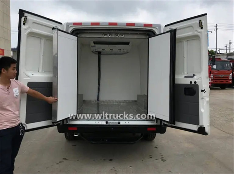 Dongfeng Mnibus 2 ton cold storage van